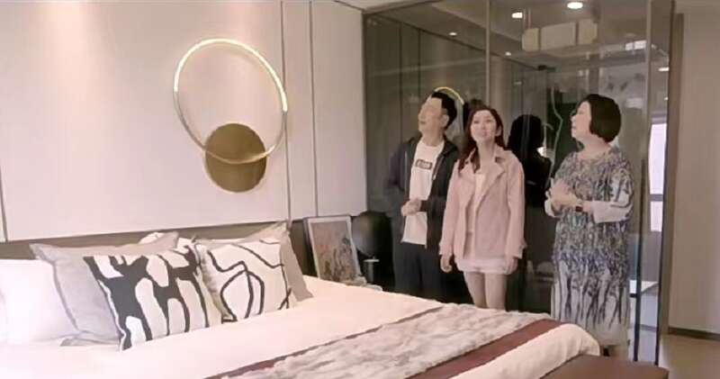 TVB视帝内地商演获四位保镖护送 现场无人围观 -6park.com