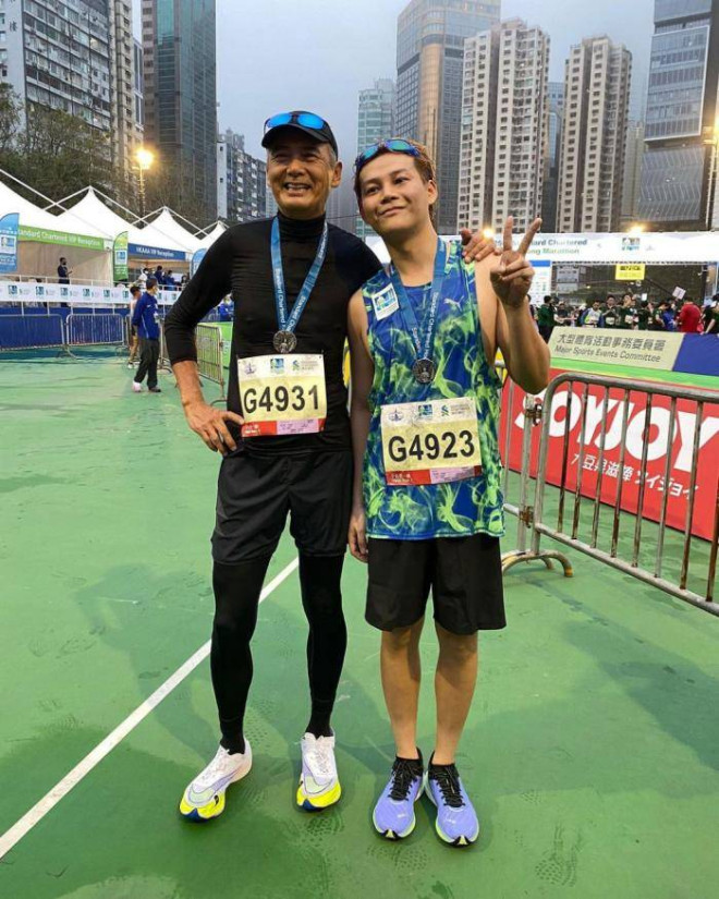 周润发68岁生日与发嫂合体庆生,身形偏瘦 -6parkbbs.com